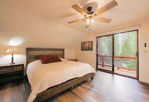 Casa, várias camas, pátio, vista para a montanha (Whispering Pines Cabin) | 4 quartos, com decoração personalizada, com mobília individualizada 