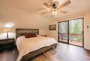 Casa, várias camas, pátio, vista para a montanha (Whispering Pines Cabin) | 4 quartos, com decoração personalizada, com mobília individualizada 