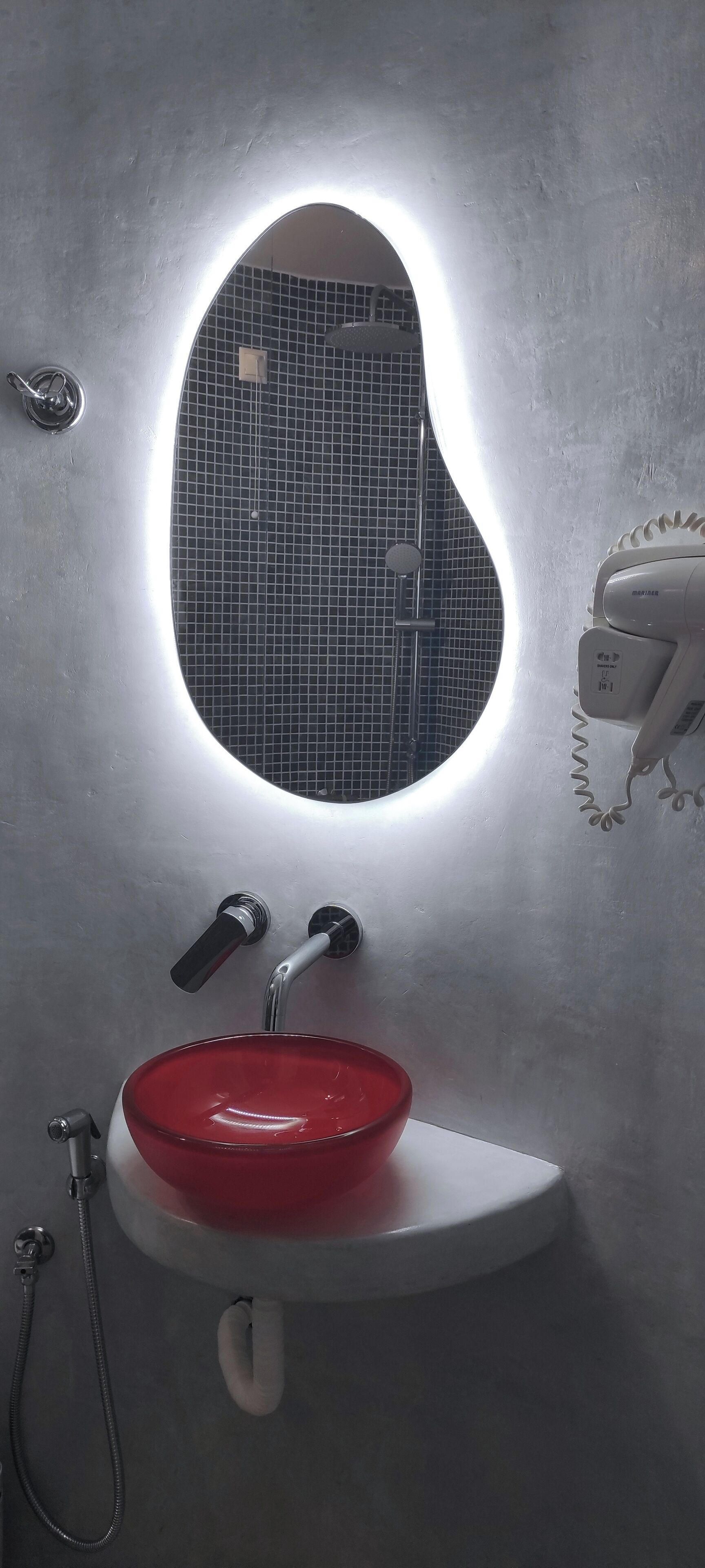 Quarto Duplo Superior, vista para o jardim | Casa de banho | Artigos de higiene pessoal grátis, um secador de cabelo, chinelos 