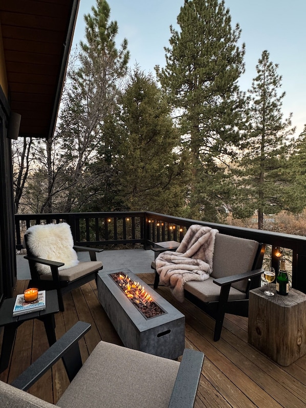 Walk to Bear Mountain Slopes! Hot Tub Game Room! Fire Pit! Super cute ...