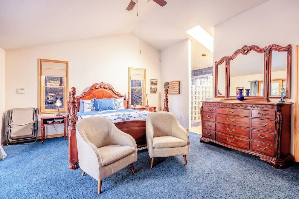 Private Hot Tub, Game Room, 3,450 sq ft, Beautiful Home! Close to ...