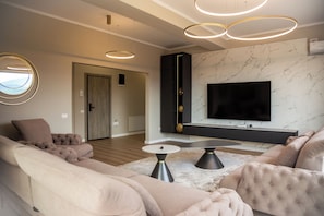 Penthouse de Luxo, vista para a montanha | Sala de estar | Smart TV de 160 cm com canais digitais 