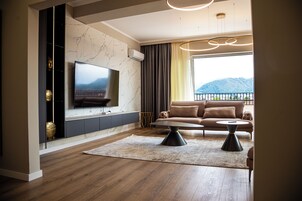 Cobertura superluxo, vista para a montanha | Área de estar | Smart TV 160 cm com canais digitais