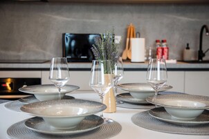 Apartamento luxo, sacada, vista para a montanha | Opções para refeição no quarto