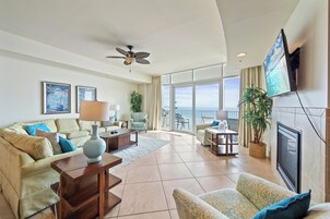 Apartamento Signature em Condomínio Fechado, 3 quartos, vista para a praia, em frente à praia | Sala de estar | Smart TV de 65 polegadas com canais por cabo, lareira 