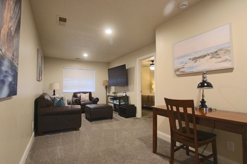 In The Sea Of 'Sameness' Where Most Vacation Homes Seem Alike - Desert Shores Is A Notch Above Average With Its Fun Nautical Theme The Whole Family Can Appreciate And Enjoy! This 3 Bedroom 3.5 Bath House Offers A Fun Submarine Room Adventure. - Washington, UT