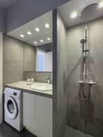 Apartamento, vista para o jardim | Casa de banho | Um polibã, sabão, champô, papel higiénico 