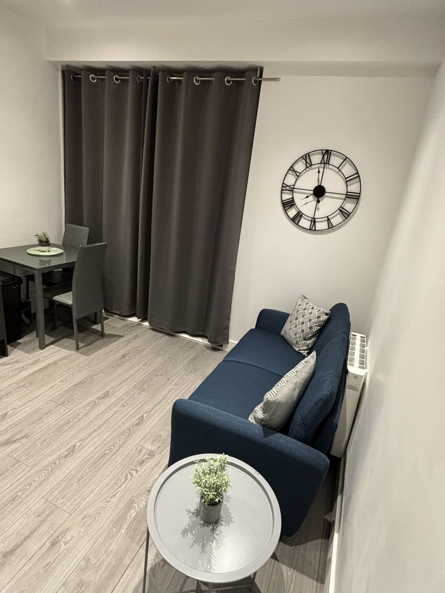 Modern One Bedroom Flat With Parking In Addlestone - Woking