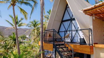 Quarto solteiro, sacada, vista para a praia | Fachada