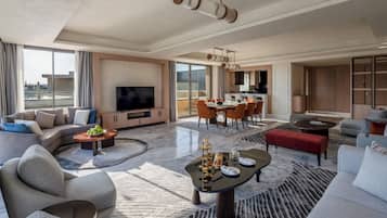 Suíte, 1 quarto (Skyline with infinity pool) | Área de estar | TV LCD 45 polegadas com canais via satélite