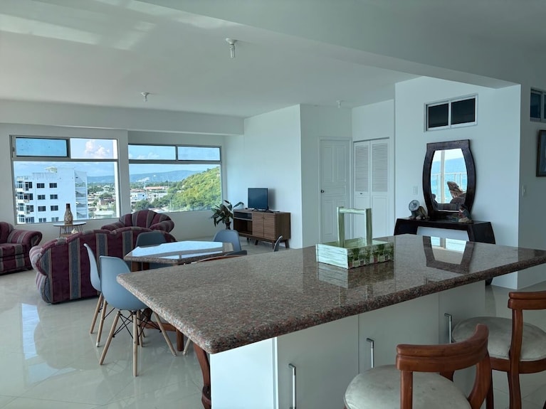 Beachfront Penthouse W/ Private Rooftop, Jacuzzi & Pool Crucita - Crucita
