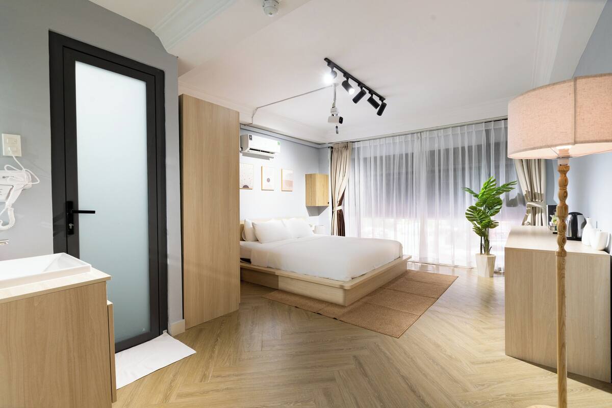 Quarto casal urbano, vista para a cidade | Espaço de trabalho para notebook, quartos à prova de som