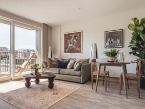 Apartamento, sacada | Área de estar | Smart TV 50 polegadas com canais digitais