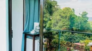 Quarto casal standard, sacada, vista para o pátio | Parte interna