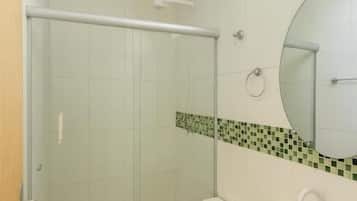 Um polibã, artigos de higiene pessoal grátis, toalhas fornecidas