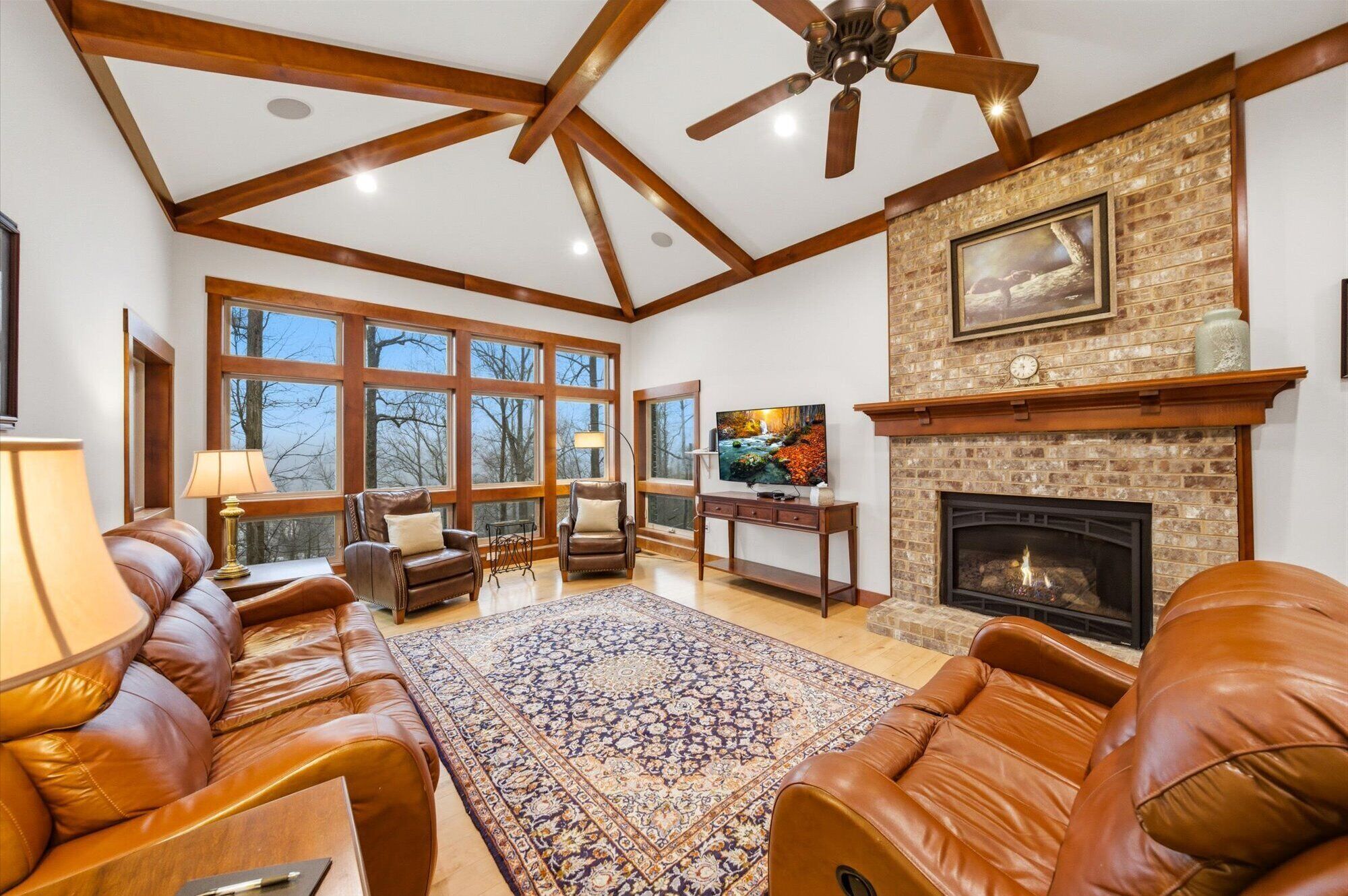 Spacious 4-bedroom House Located Within 2 Minutes Of Downtown Gatlinburg - Gatlinburg, TN