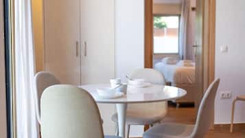 Suíte júnior, acesso à piscina, vista para a piscina | Opções para refeição