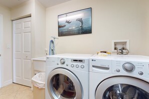 Apartamento em Condomínio Fechado, várias camas (NSB Malibu Condos 804-Malibu 804) | Lavandaria