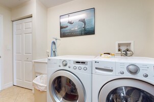 Apartamento em Condomínio Fechado, várias camas (NSB Malibu Condos 804-Malibu 804) | Lavandaria