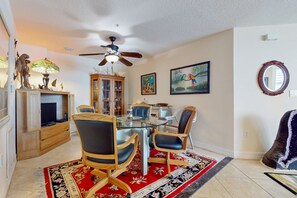 Apartamento em Condomínio Fechado, várias camas (NSB Malibu Condos 804-Malibu 804) | 3 quartos, com decoração personalizada, com mobília individualizada 