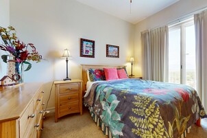 Apartamento em Condomínio Fechado, várias camas (NSB Malibu Condos 804-Malibu 804) | 3 quartos, com decoração personalizada, com mobília individualizada 