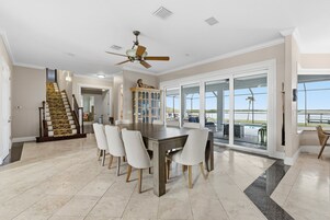 Casa, várias camas, banheira de imersão, vista para o oceano (Edgewater The Blue Horizon Estate) | Opções para refeição