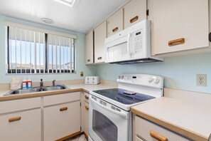 Casa, várias camas, sacada, vista para o rio (Sea Woods Condo 257) | Cozinha privada