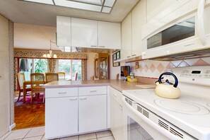 Casa, várias camas, varanda, vista para o jardim (NSB Blue Seahorse Haven) | Cozinha privada