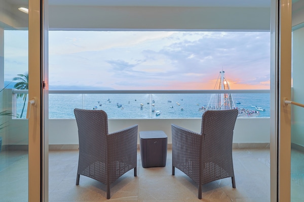 Suíte luxo, sacada, vista para o mar | Terraço/pátio