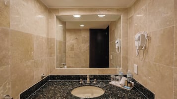 Suite Deluxe, varanda, vista para o mar | Casa de banho