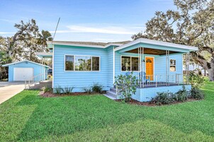 Casa de campo, várias camas, varanda, vista para o oceano (Edgewater- River Cottage) | Fachada