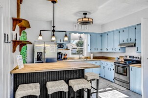 Casa de campo, várias camas, varanda, vista para o oceano (Edgewater- River Cottage) | Cozinha privada