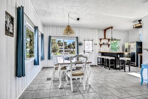 Casa de campo, várias camas, varanda, vista para o oceano (Edgewater- River Cottage) | 3 quartos, individualmente decorados, individualmente mobiliados