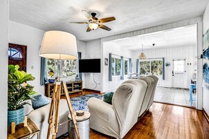 Casa de campo, várias camas, varanda, vista para o oceano (Edgewater- River Cottage) | Área de estar