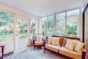 Casa, várias camas, varanda, vista para o jardim (NSB Sunset Haven D110) | Área de estar