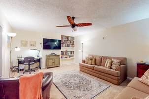 Casa, várias camas, pátio, vista para o jardim (NSB Sunset Haven D110) | Sala de estar