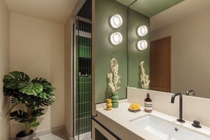 Quarto Duplo Premium, 1 cama king-size | Casa de banho | Um secador de cabelo, toalhas fornecidas, sabão, champô 