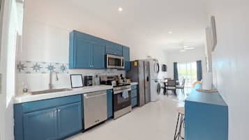 Apartamento Comfort, pátio, vista para o jardim | Cozinha privada | Um frigorífico, um micro-ondas, um forno, uma placa de cozinha