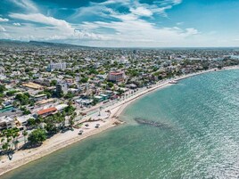 Perto da praia, praia de areia branca, guarda-sóis de praia 