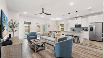 Casa, vista para a piscina | Sala de estar | Smart TV de 65 de polegadas com canais digitais, Netflix, Hulu