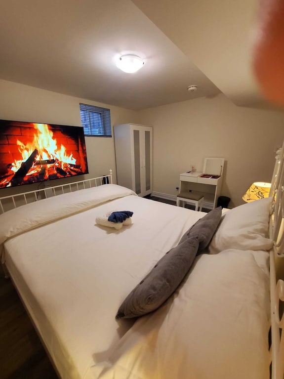 Quiet 2br Basement Suite Private Entrance Parking Near Square One - Centennial Park