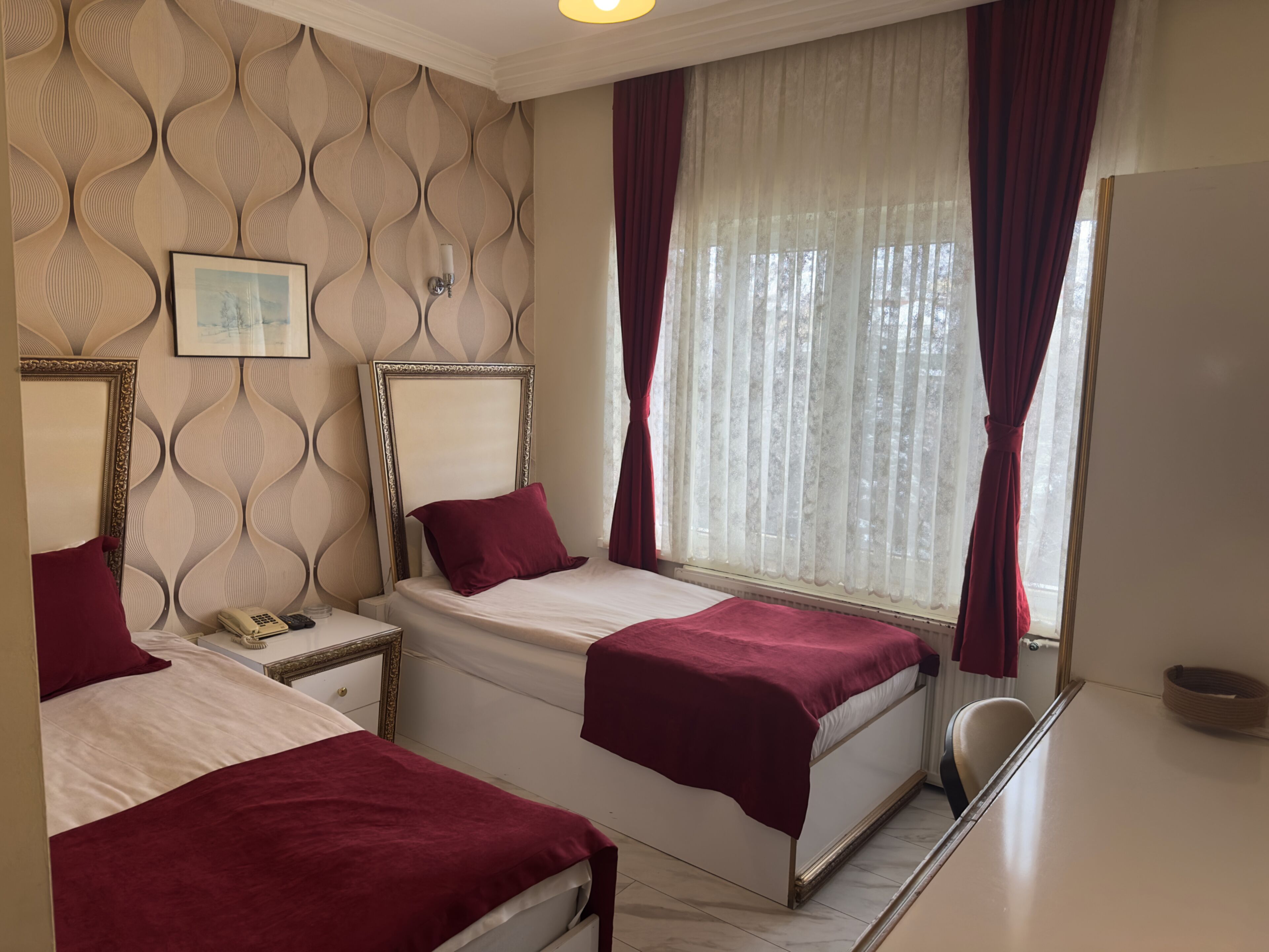 Quarto Twin Clássico, Vista para a cidade | Secretária, secretária adequada para computadores portáteis 