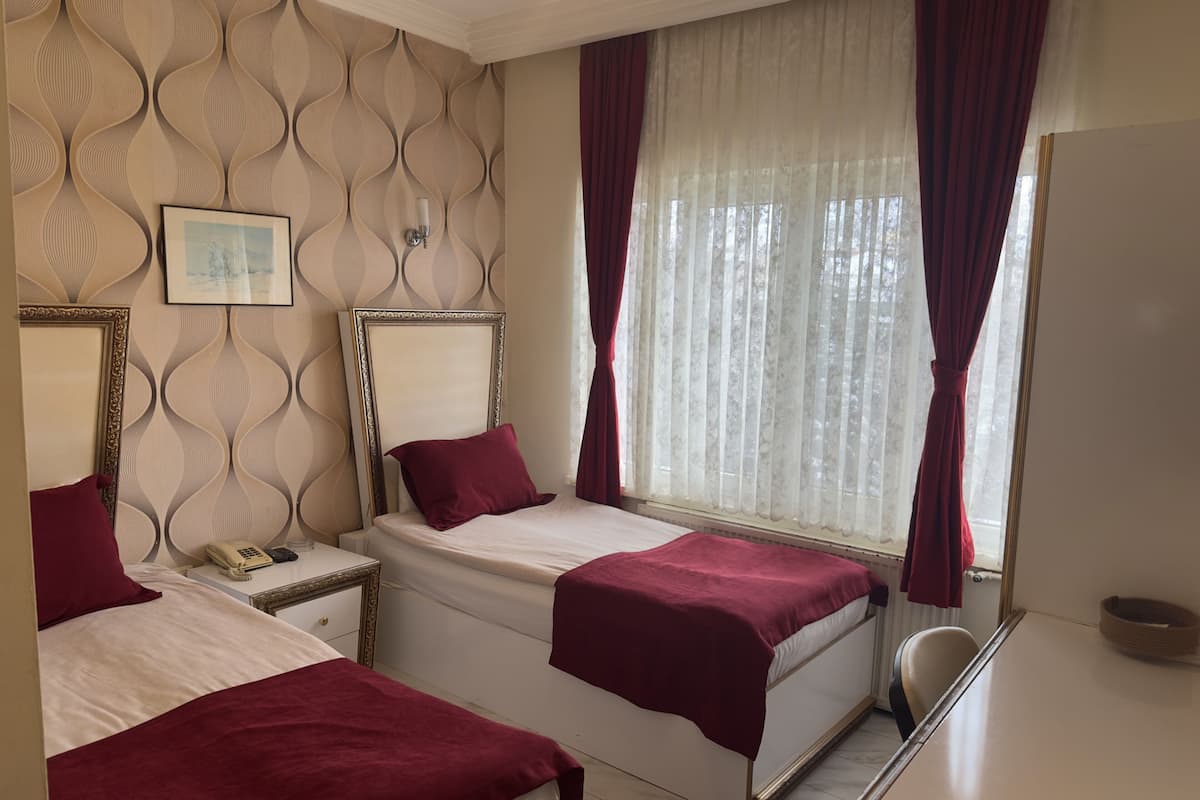 Quarto Twin Clássico, Vista para a cidade | Secretária, secretária adequada para computadores portáteis