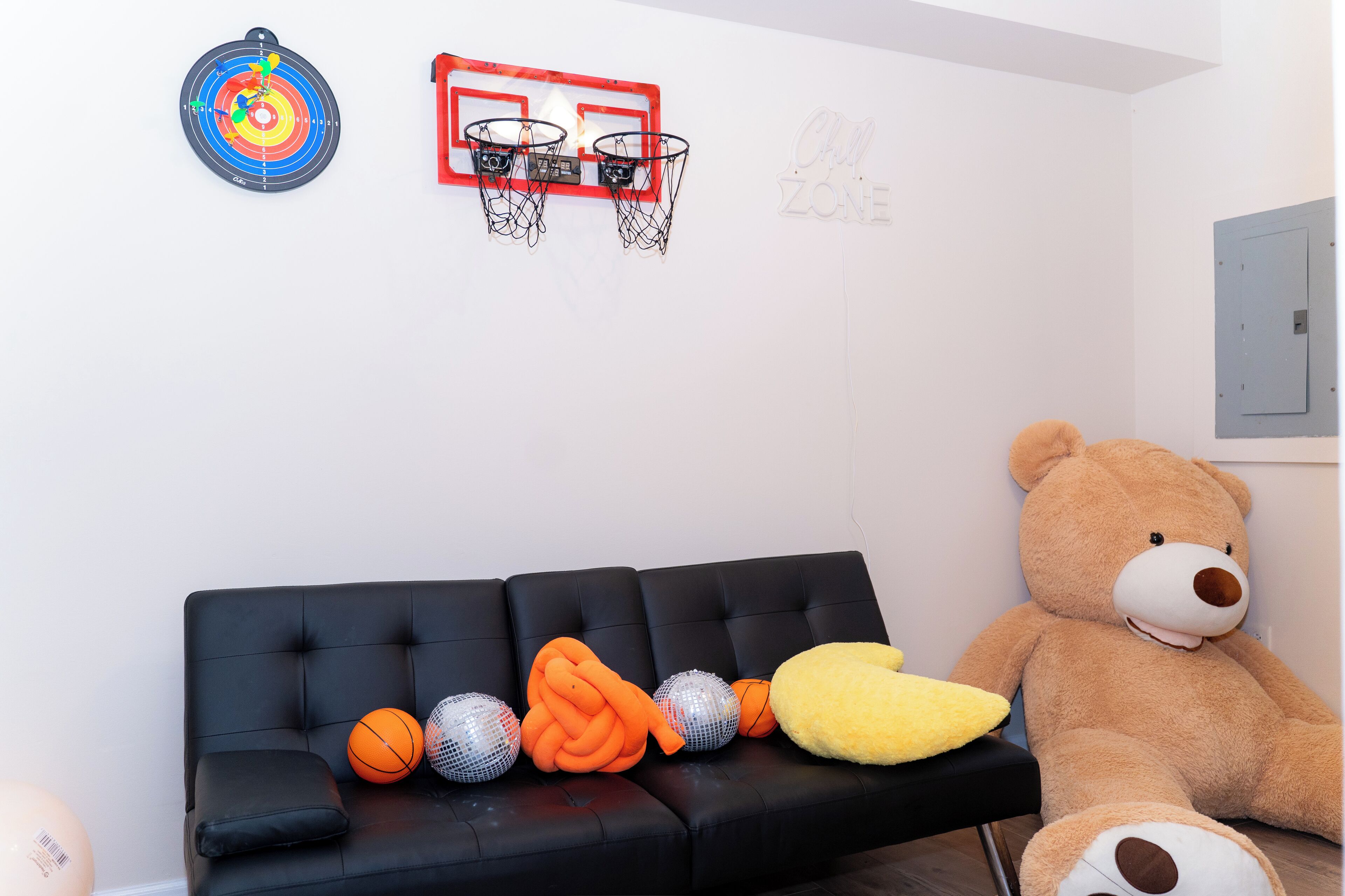 Parkside Green Haven Calm 4br Home W Game Room, Office & Basketball Court - Elgin, IL