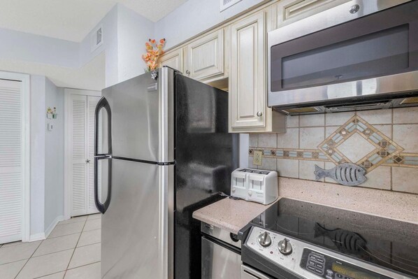 Apartamento em Condomínio Fechado, várias camas (Seaside Beach & Racquet 5914) | Cozinha privada | Um forno, uma torradeira 