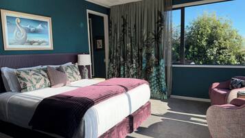 Suite-Estúdio, varanda, vista para a montanha | Minibar com produtos grátis, cofre com capacidade para portátil