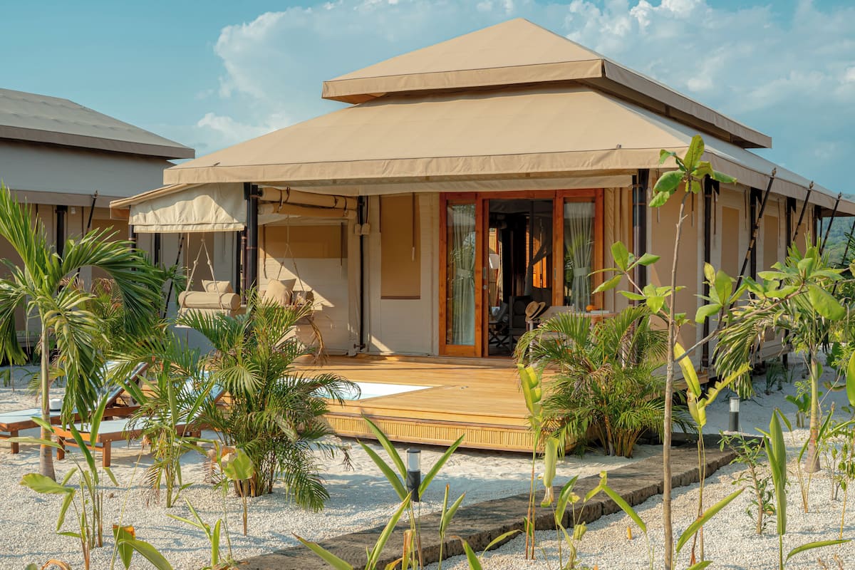 Barraca luxo, vista para a praia | Cofres nos quartos, escrivaninha, cortinas blackout, Wi-Fi de cortesia