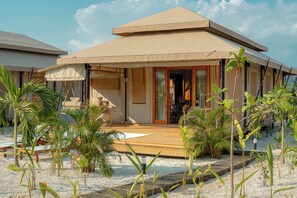 Barraca luxo, vista para a praia | Cofres nos quartos, escrivaninha, cortinas blackout, Wi-Fi de cortesia