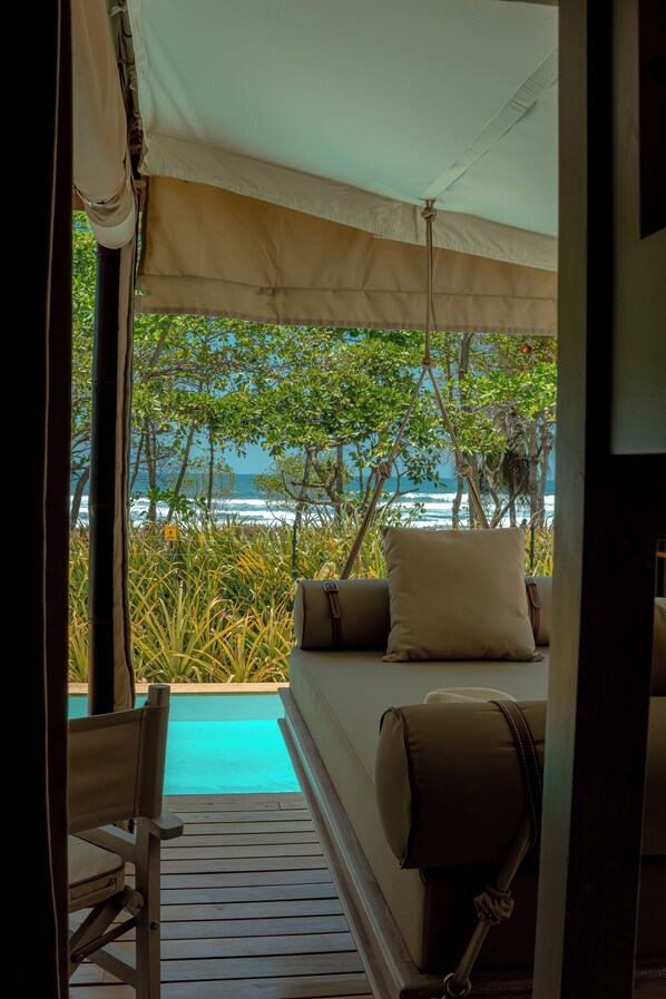 Barraca luxo, vista para a praia | Cofres nos quartos, escrivaninha, cortinas blackout, Wi-Fi de cortesia