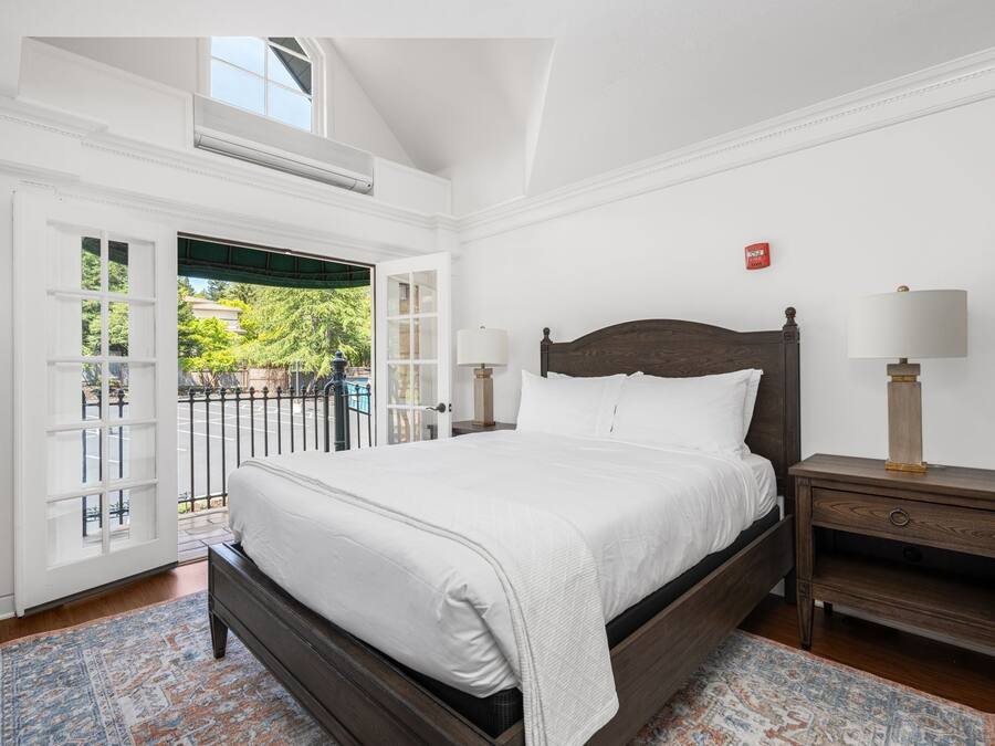 Apartamento, 1 quarto (Sonoma Stonehouse in Boutique Hotel) | Ferros/tábuas de passar roupa, Wi-Fi de cortesia